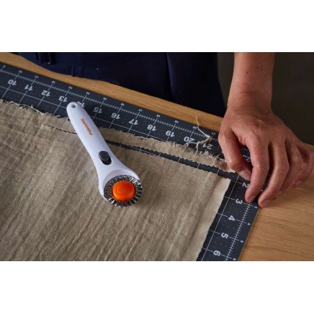 Fiskars Rotary Blade Pinking 45mm – Decorative Cutting